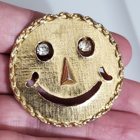 Vintage | Jewelry | Vintage Smiley Face Brooch Dangling Eyes ...